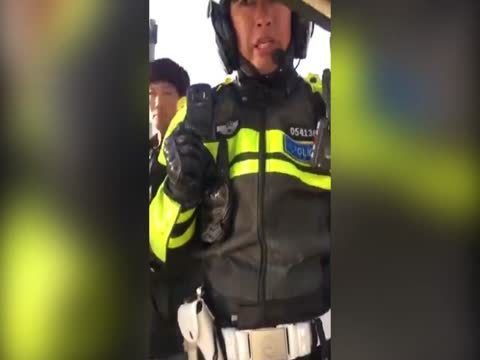昆明一女子违停与交警争执 拍视频投诉遭"网络暴力"轰炸