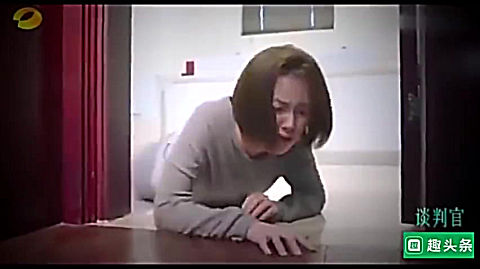 大肚子孕妇去浴室洗澡,不慎滑倒在地,瞬间流血了,扎心