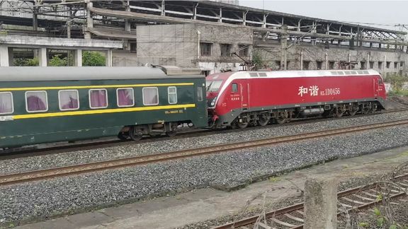 襄渝铁路,重庆西开往北京西的Z96次列车接近达州站 晚点10分钟!