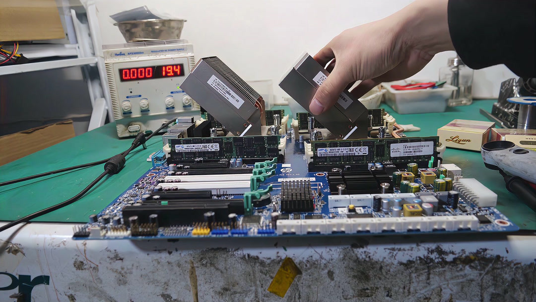 这主板居然可以安装2个CPU,这性能要起飞了吧