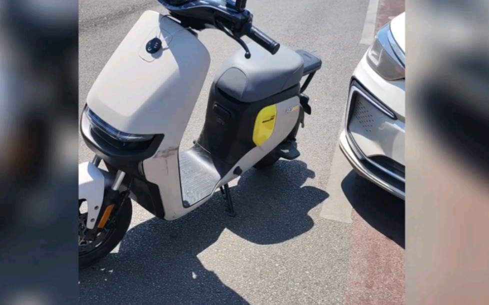 今天骑着我心爱的9号F90电动车出去办事路上。遇到了一辆网约车右...