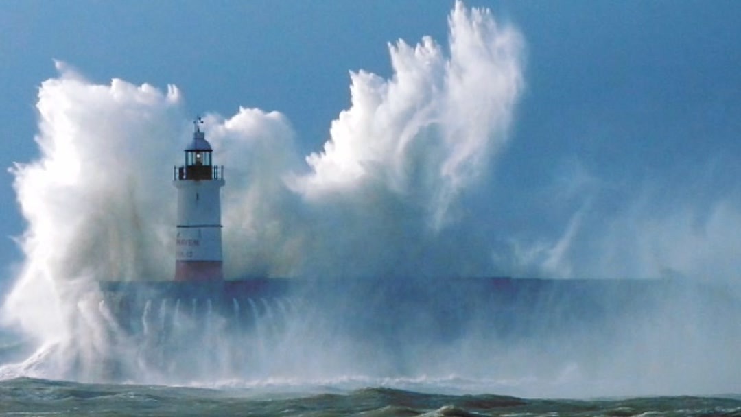 世界上最危险的灯塔,与巨浪“为伴”,还有一名守卫在此坚守