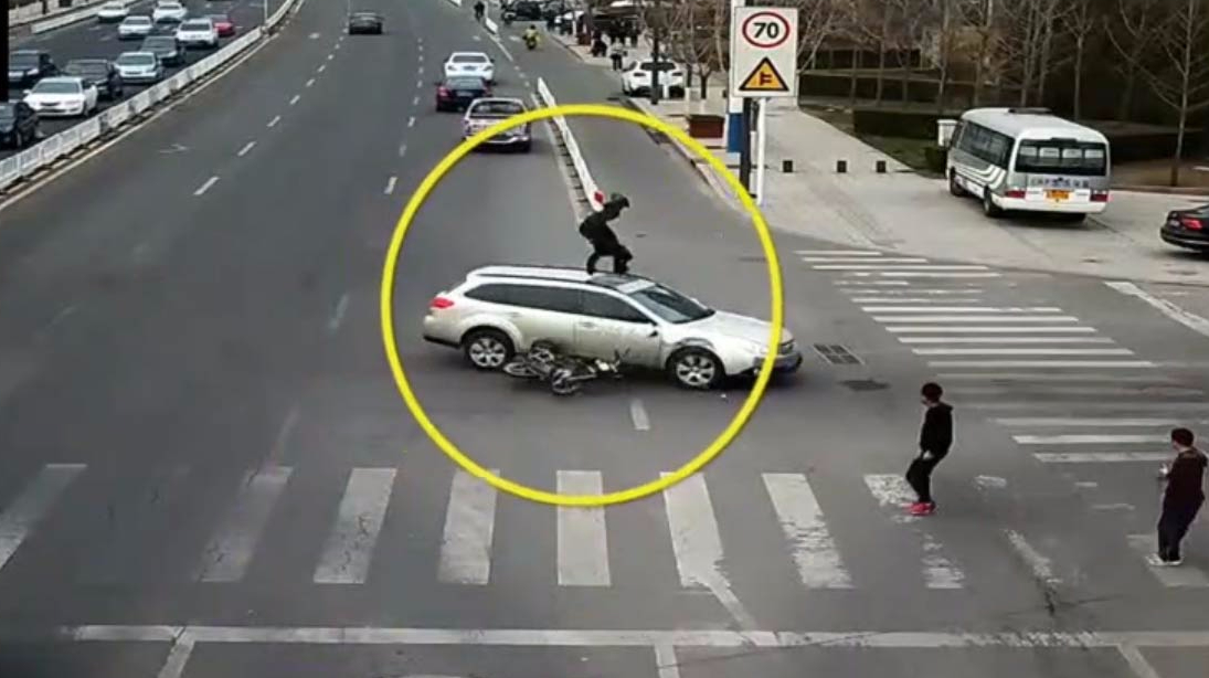 电动车肆无忌惮闯红灯,结果被轿车给撞惨了