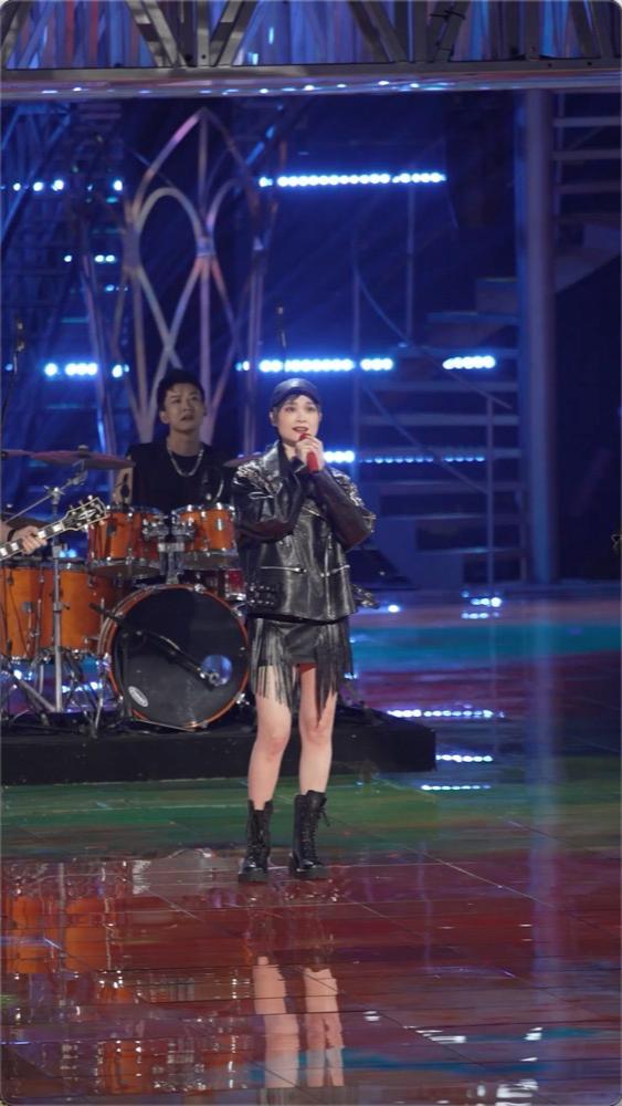 #江苏卫视跨年 "我和你一样,一样的坚强,一样的全力以赴追逐我的梦想...