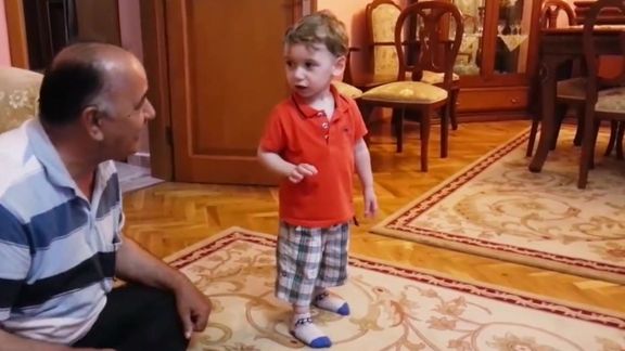 小男孩跟爷爷吵架吵不过气走了,下一秒不甘心回来继续吵,笑翻了