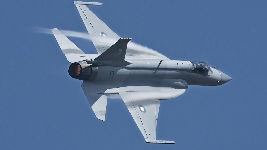 枭龙在巴黎大受欢迎,中东土豪排队参观,巴将军:有望出口百架