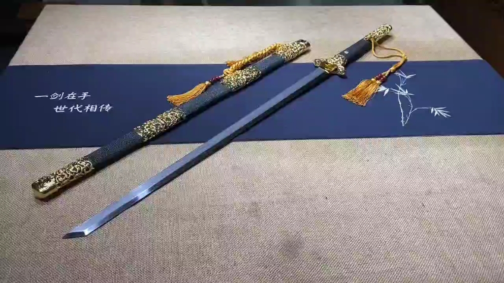 ...➕二十四道地白刃黑研磨工艺,鞘材:用实木鞘纯手工外包上等珍珠鱼皮,