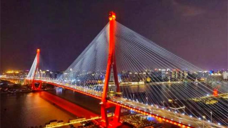 1993年,小平同志登上世界最长斜拉桥,并为其题名