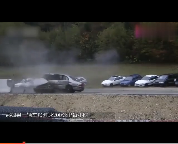 车时速200撞车有多惨?老外测试,45度下坡直冲水泥桩!
