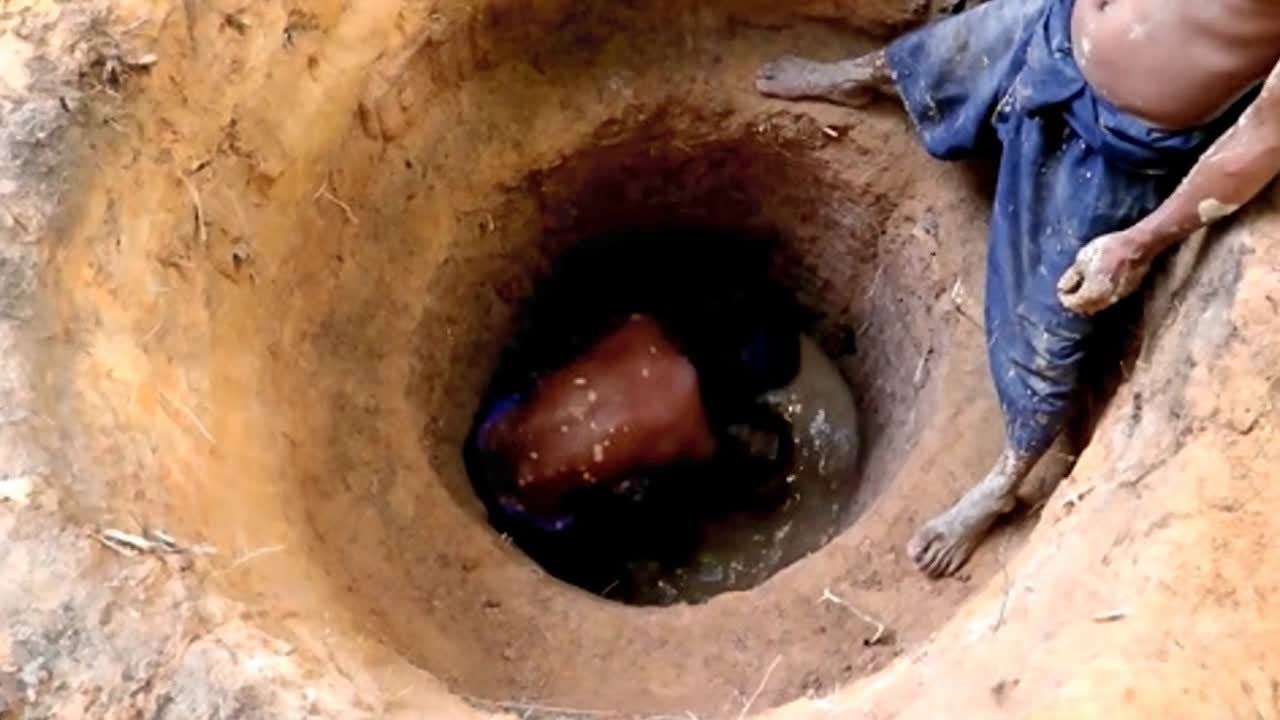 古代没有挖掘机的情况下,井就是像小哥这样挖出来的