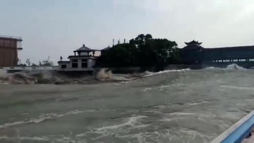 钱塘江大潮,眼前的这幕很是壮观啊