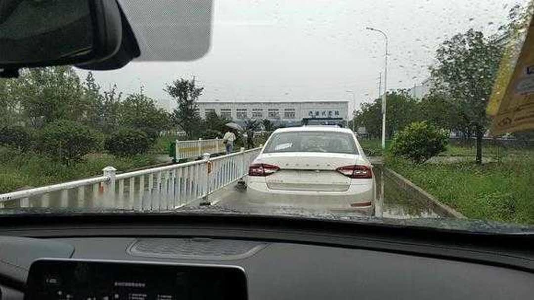 开着瑞虎八去上牌,实拍新车沿用旧车牌全部过程