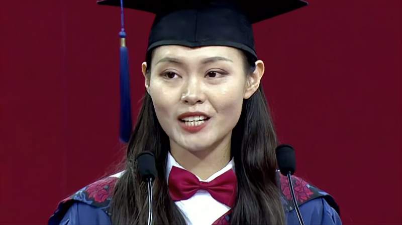 北大美女毕业生励志演讲,天才背后都是眼泪,全场不停点赞欢呼!
