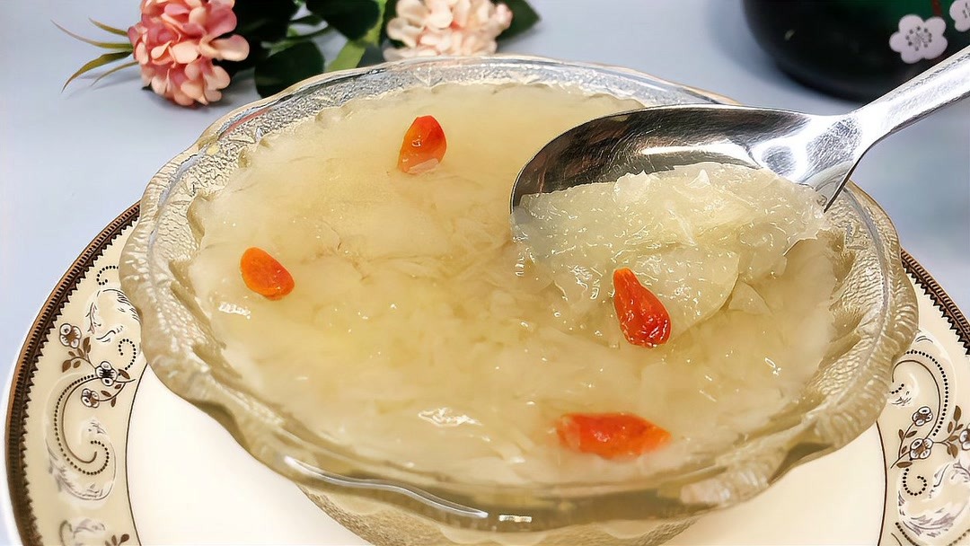 冰糖雪梨银耳汤,止咳润肺适合春秋食用,不光大人喜欢孩子也爱喝