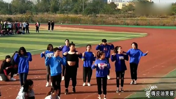 运动会开幕式上,这个班级的街舞表演很抢眼,亮点在C位小哥哥!