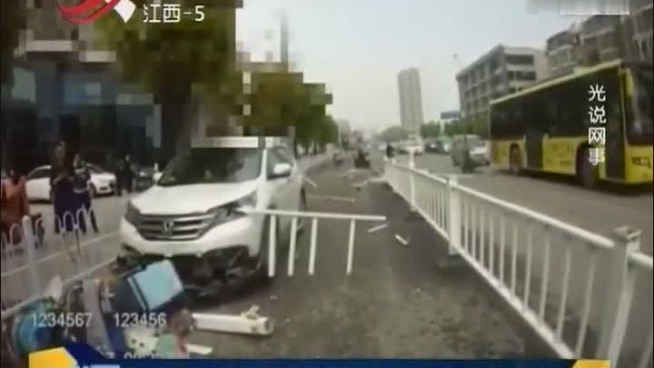 司机开车时睡着 行车记录仪拍下全程