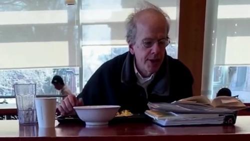 哈佛大学食堂都充满知识,教授在食堂用餐,手中的书籍经常翻动!