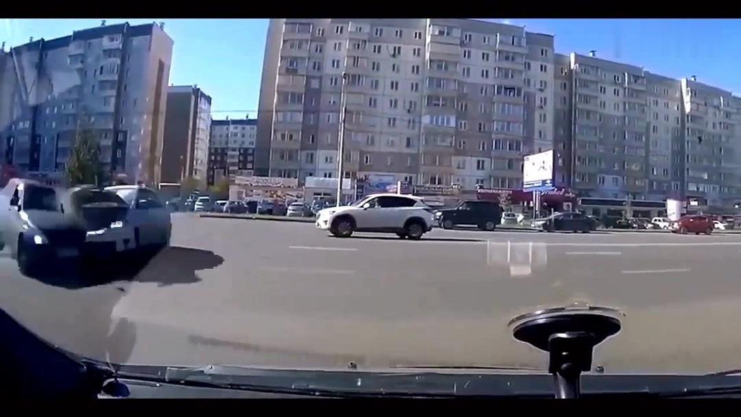 交通事故,小车相撞,竟然如此严重,行车记录仪拍下的画面