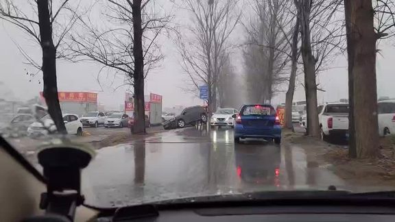 雨天行车,注意行车安全。