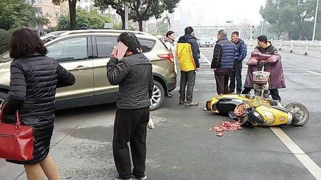 车主等红灯时被电动车追尾,骑车人出现伤亡,责任由谁...