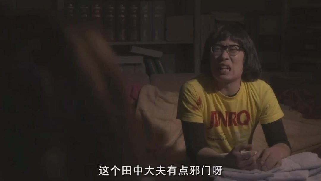 女生肚子疼,憋不住到处找厕所,尴尬了