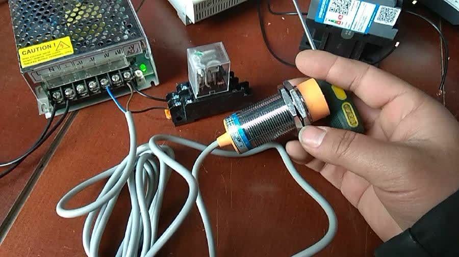 传感器接近开关NPN型和PNP型接线有...