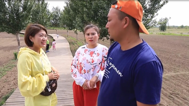 老公被美女搭讪,媳妇假装不认识套路美女500元,太逗了