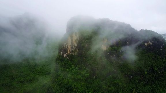 无人机深山中拍下暴雨过后的景象,画面震撼让人不敢相信