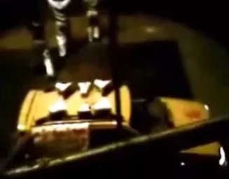 汽车在墙上开!我在夜市拍的!