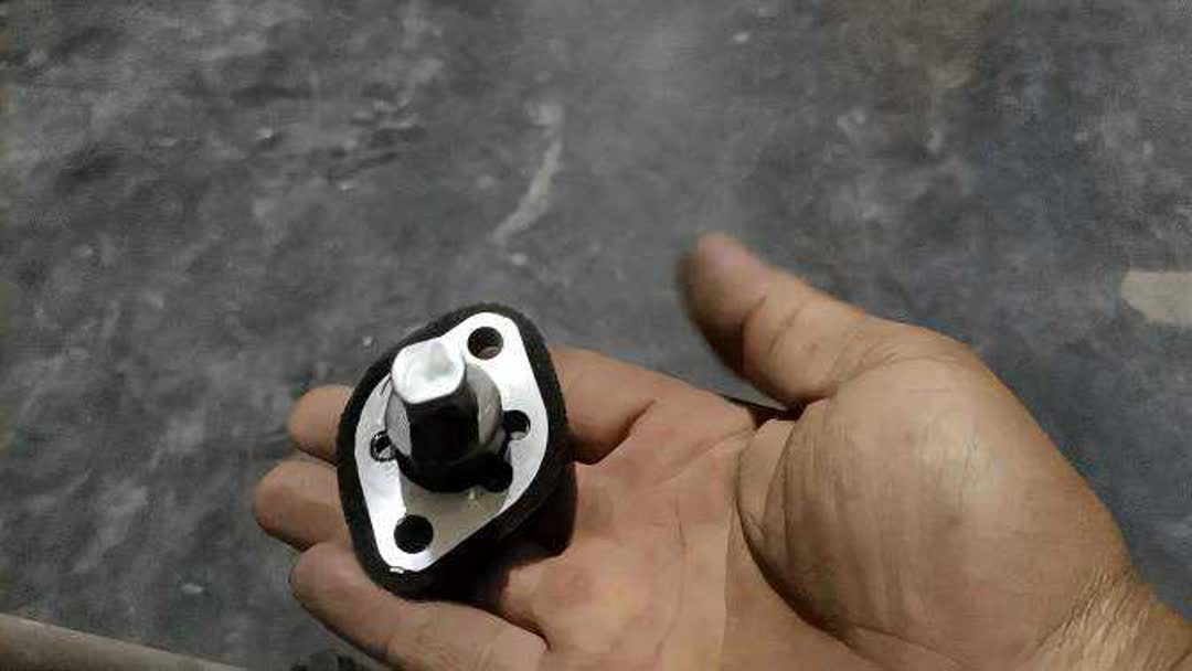 摩托车张紧器坏了,链条声音非常大,可以用这个办法应急处理一下