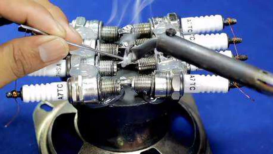 科技科普小实验:一个电池8个火花塞,利用电磁原理,点亮大灯泡