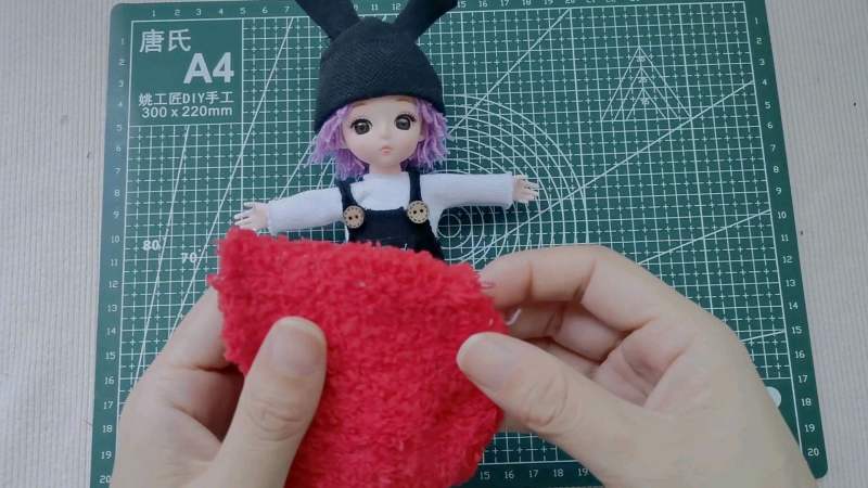 手工制作芭比娃娃的毛绒背带裤 简单娃衣教程