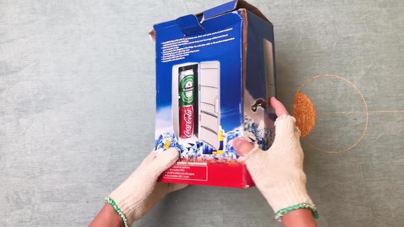 59元买的迷你冰箱开箱,拆开包装的一瞬间:居然只能装2瓶可乐?