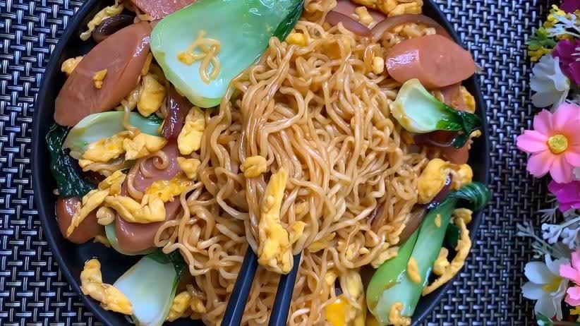 方便面这样子做太好吃了,一周吃7次都不腻,出锅那一瞬间太香了