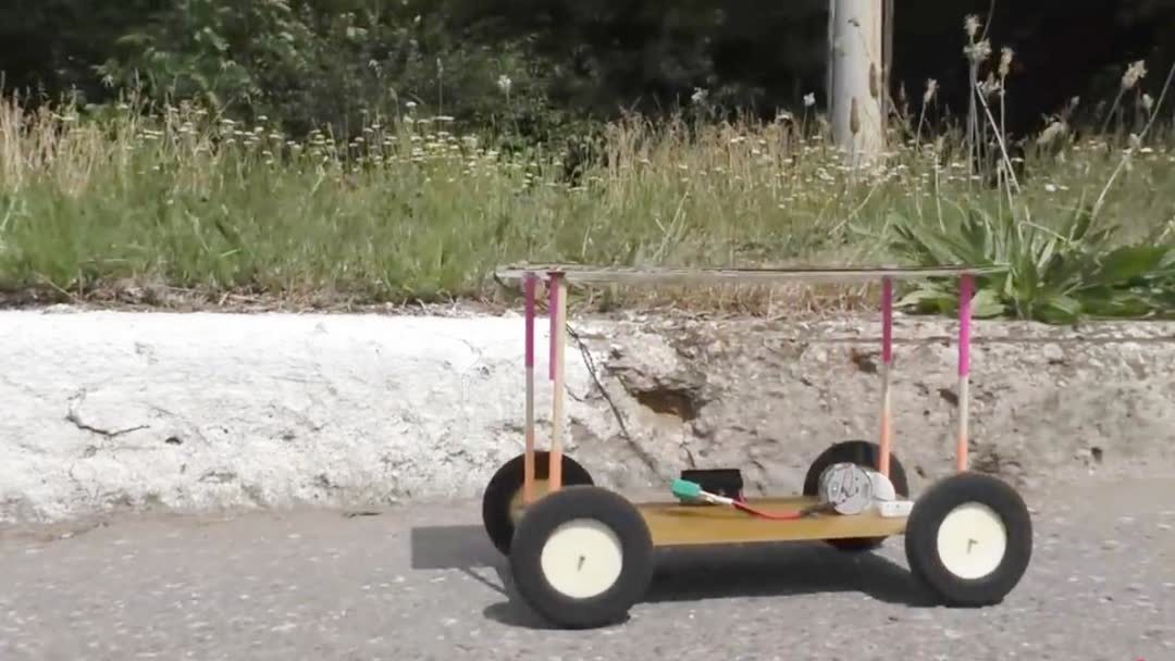 城里人就是会玩,如何简单自制太阳能汽车模型