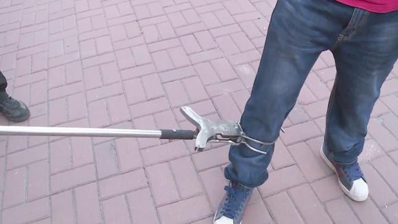 歹徒这下遭殃了!民间牛人发明制暴抓捕器,遇到歹徒真能1秒制敌