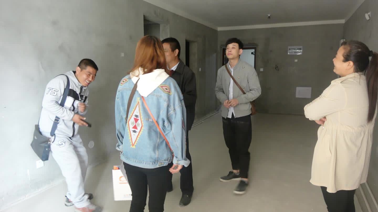 农村儿媳去验房,装修业务员全程跟随,儿媳说了啥业务员大笑