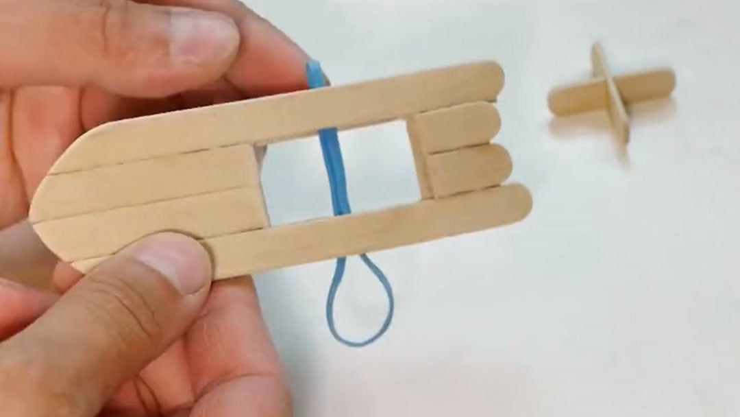 橡皮筋做动力,自动划桨船