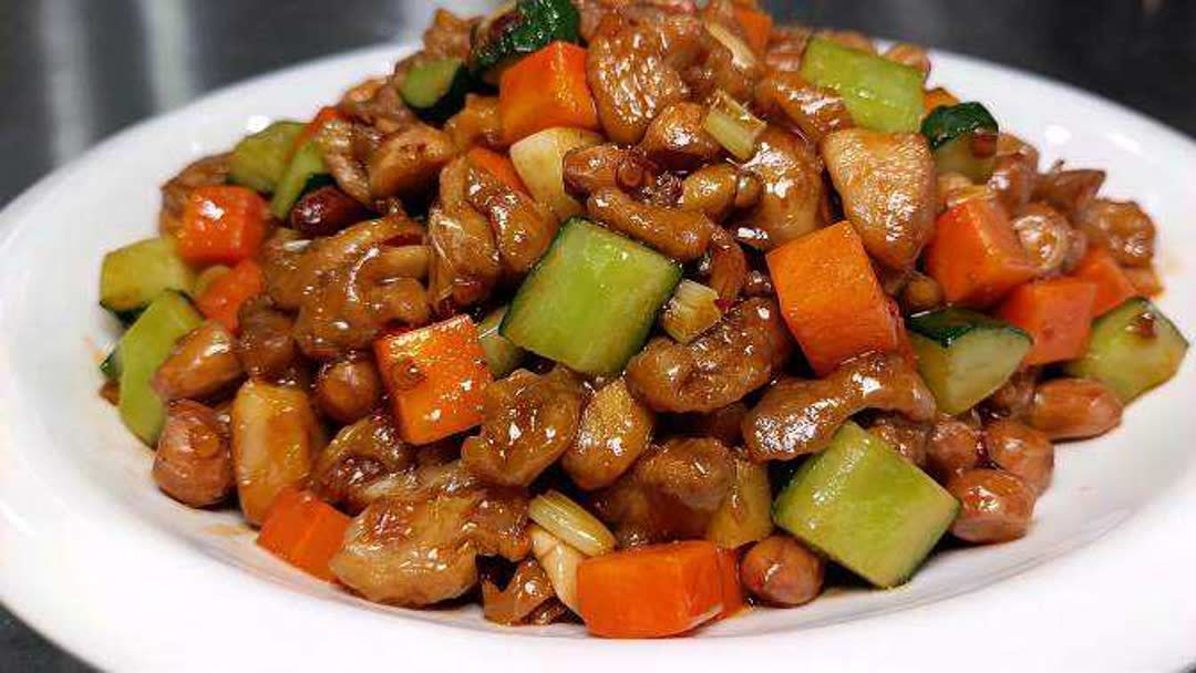 大厨分享宫保鸡丁的家常做法,鲜嫩入味好吃下饭,先收藏了