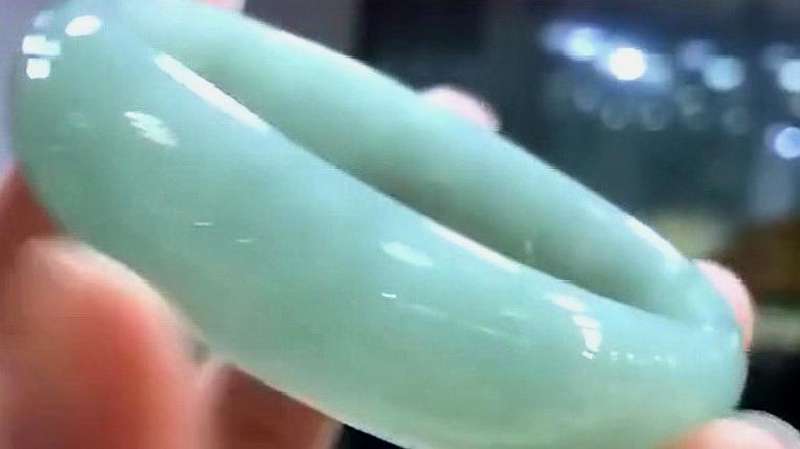 从缅甸带回来的翡翠手镯,成色非常不错,大家帮忙瞧瞧!
