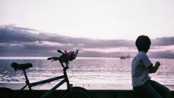 眼泪蒸发到天空,变成了云,降落到城市的雨,我一个人淋.