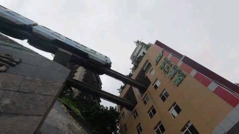 实拍重庆穿楼轻轨,三个角度全方位拍摄,让你一次看个够!