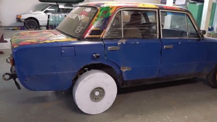 大叔用纸制作汽车轮子,效果如何?加大油门真让人意外