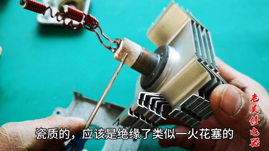 微波炉的磁控管是怎样产生微波的,今天暴力拆解一个,一探究竟