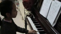 郑州小学生钢琴即兴演奏经典歌曲《让我们荡起双桨》