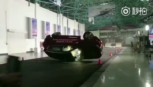 哈弗H6进行翻滚试验,最终结果满足技术指标,通过测试