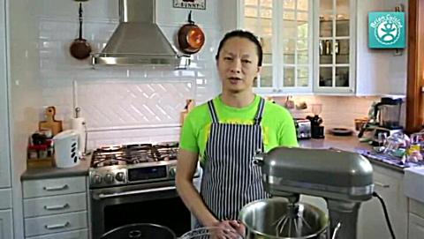 蛋糕怎样做简单又好吃 不用牛奶的蛋糕怎么做 新手学做蛋糕去哪里学