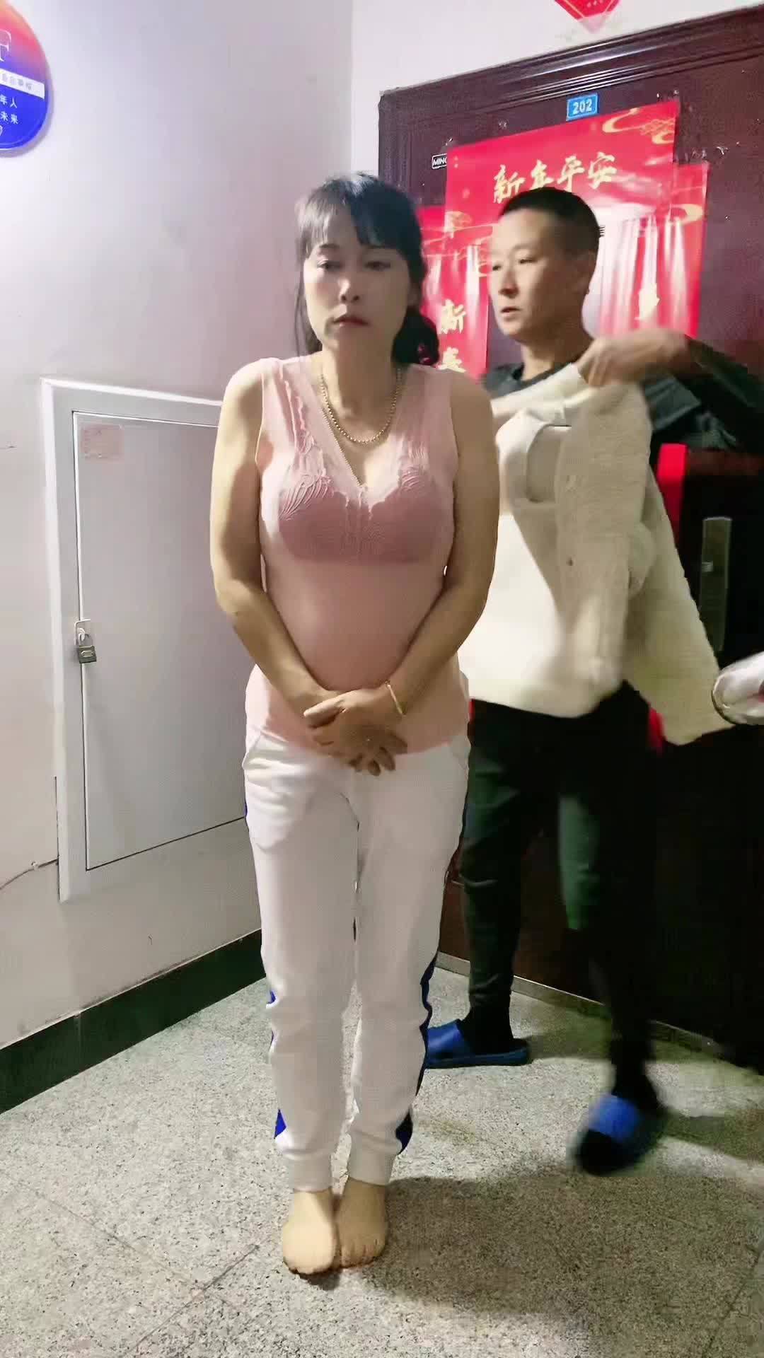 如果我有罪,请用法律来制裁我!而不是派这么个玩意来折磨我,不给她买...