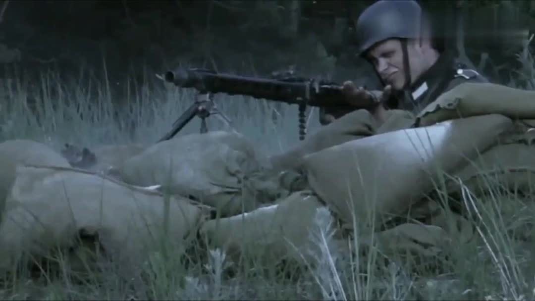 二战影片,兵团抢滩登陆敌军碉堡群枪炮火力全开,场面极其惨烈