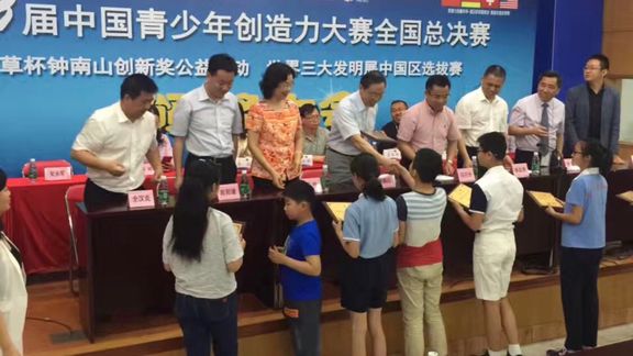 科学小实验:精致的注射器水泵,小学生DIY作品